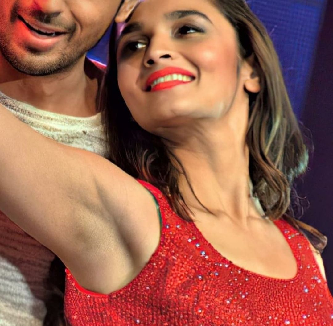 Smooth and sweaty armpits of Alia 😘😘 | Scrolller