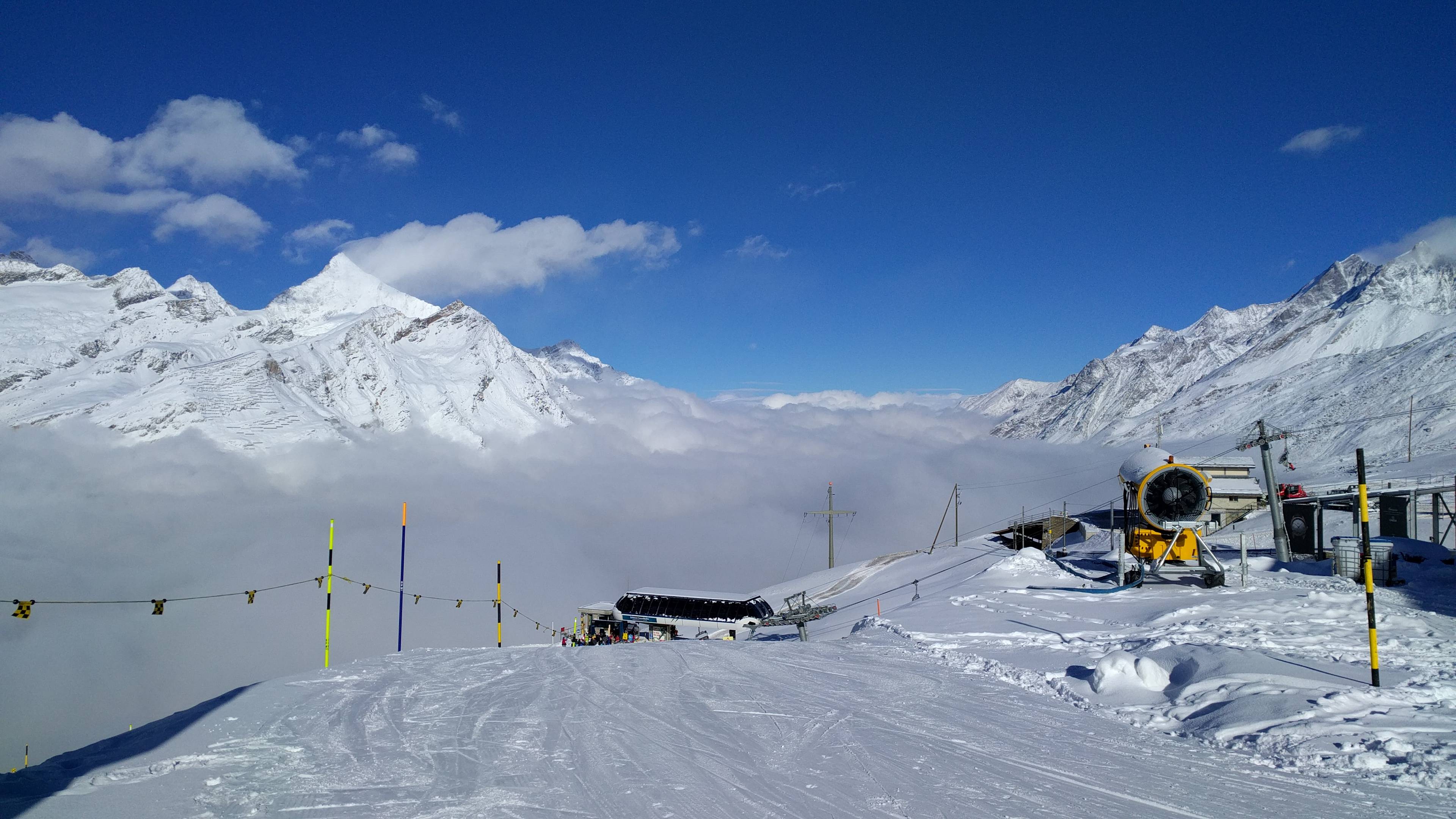 Snowboarding above the clouds in Zermatt, Switzerland [OC][3840x2160][x-post r/WinterPorn ...