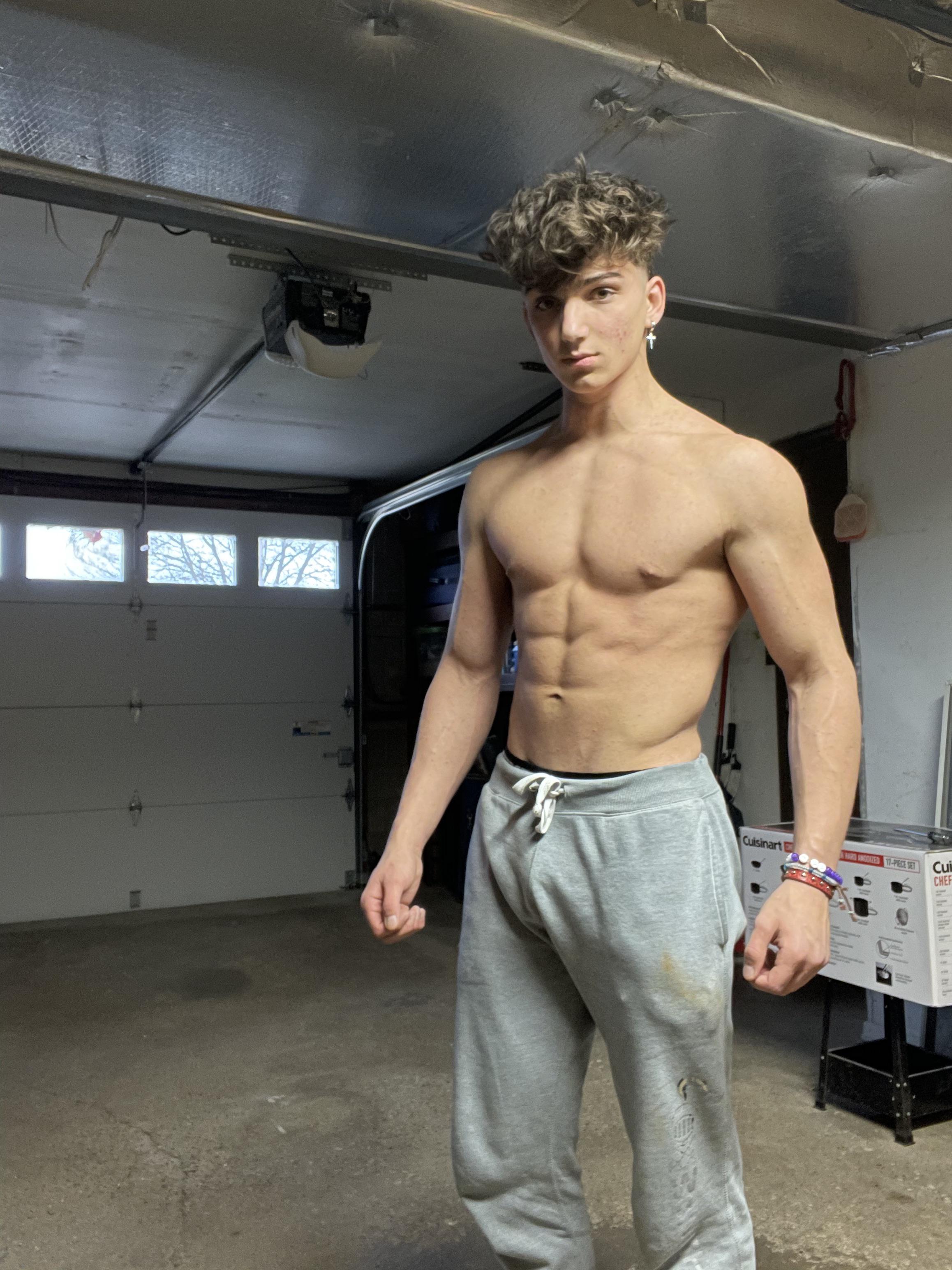 Someone stroke me😩 | Scrolller