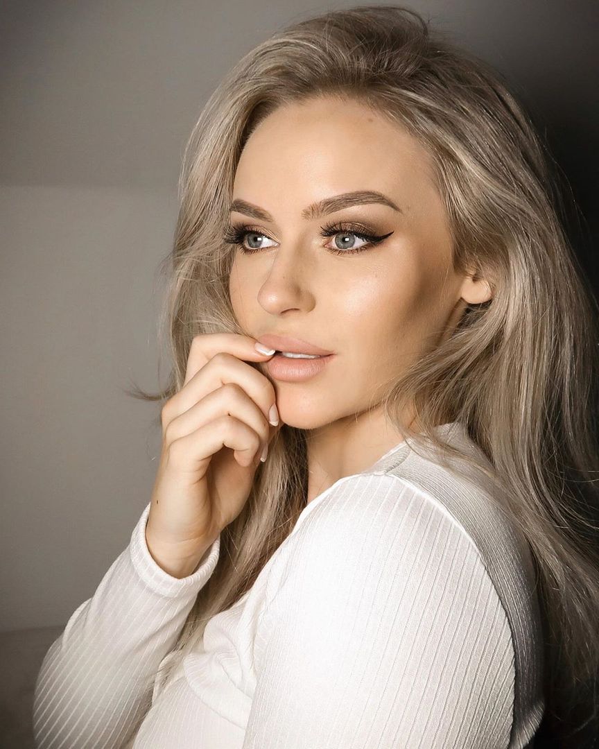 Something caught her eye. | Scrolller