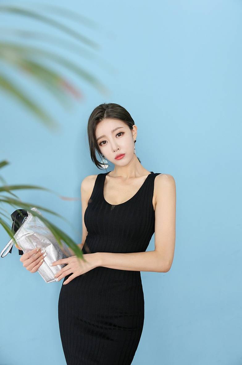 Sometimes, a girl looks sexy as hell (fuckable) even fully clothed ...