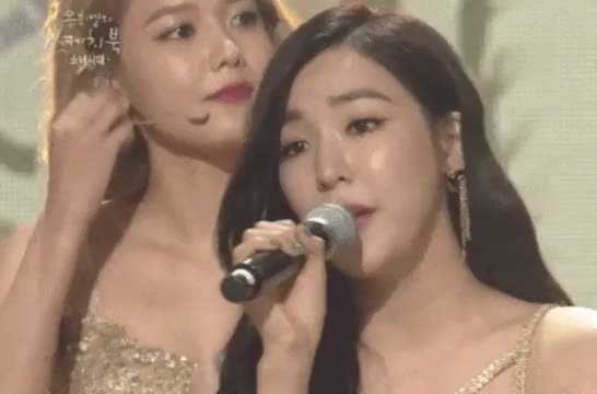 Sooyoung reacts to Tiffany's singing | Scrolller