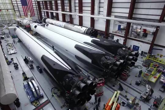 SpaceX assembling the Falcon Heavy [960 x 640]. | Scrolller