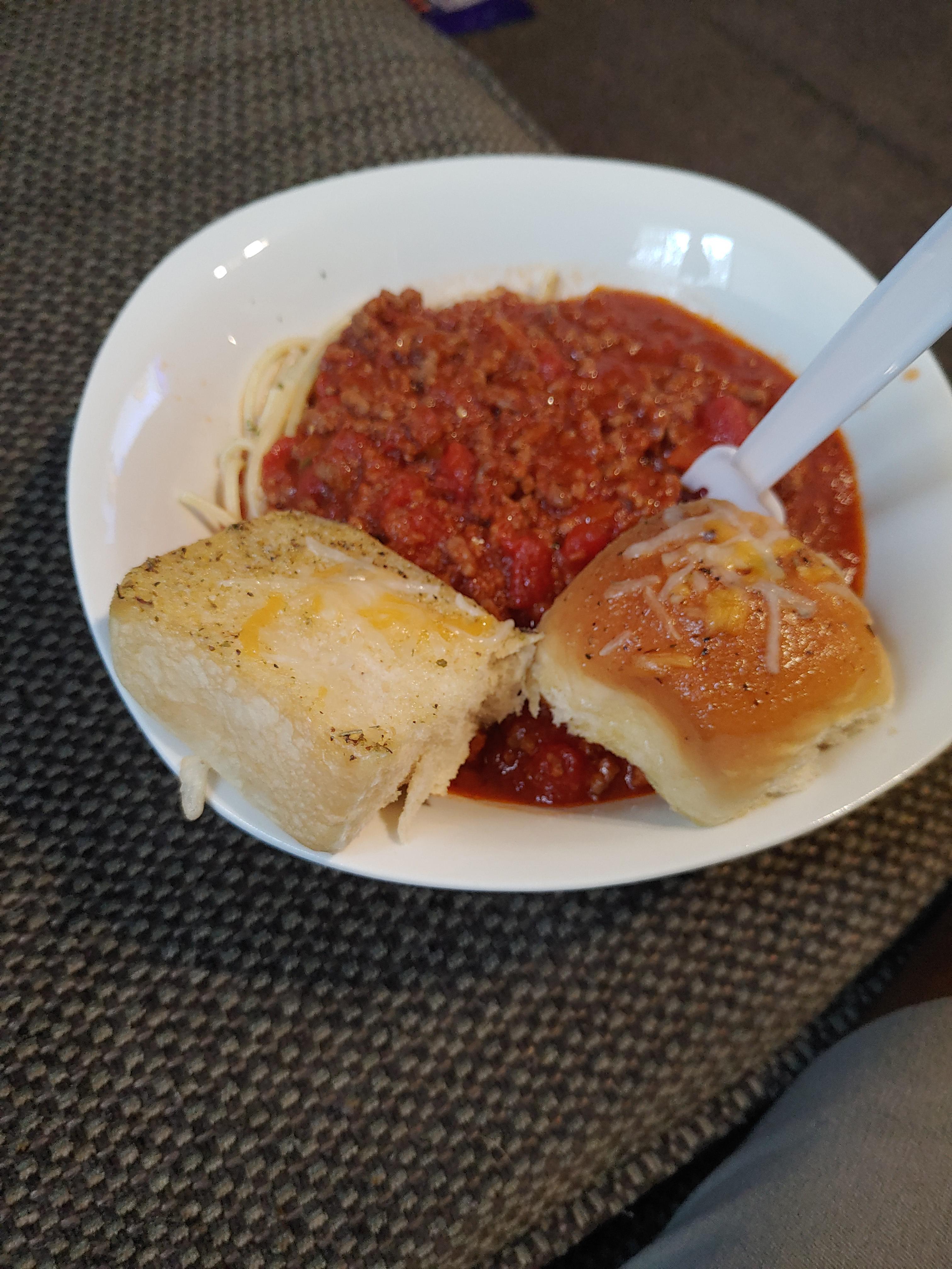 Spaghetti and Hawaiian garlic bread | Scrolller