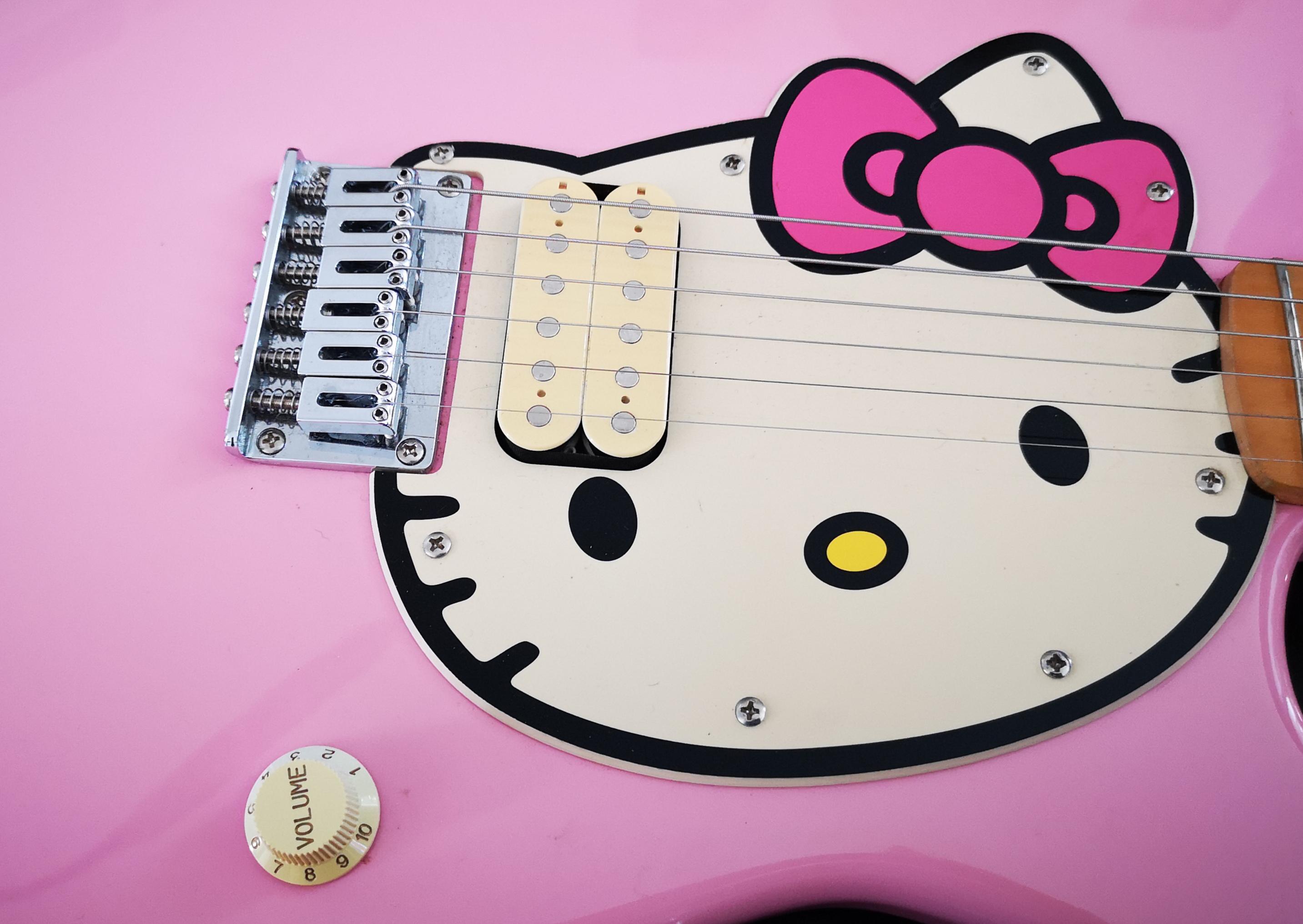 Squier Hello Kitty | Scrolller