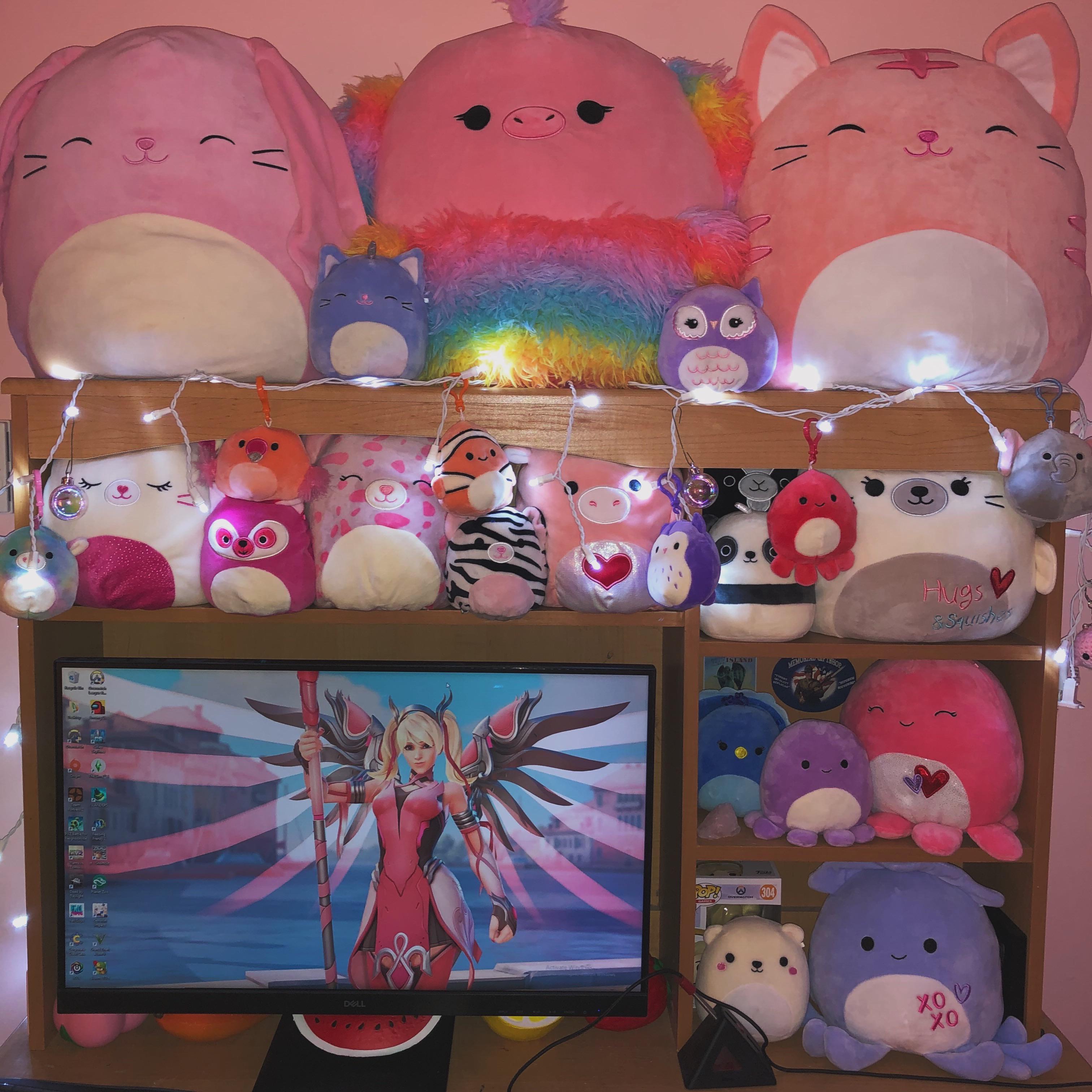 Squish Desk!! | Scrolller