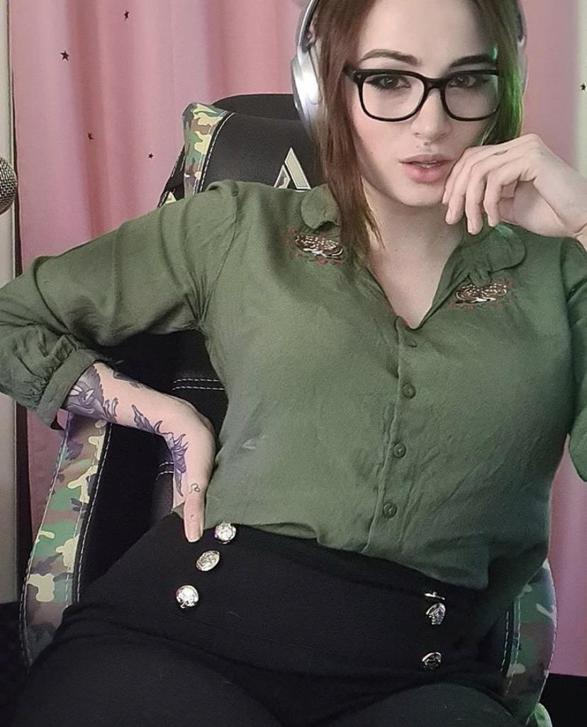 Streamer/Gamer Kayla being serious | Scrolller