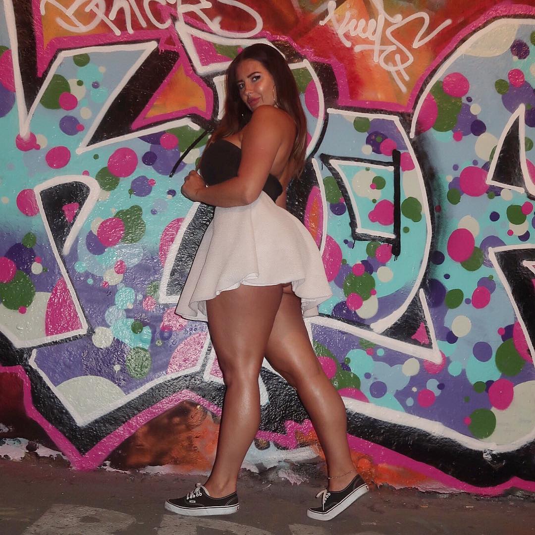 Strong legs! | Scrolller