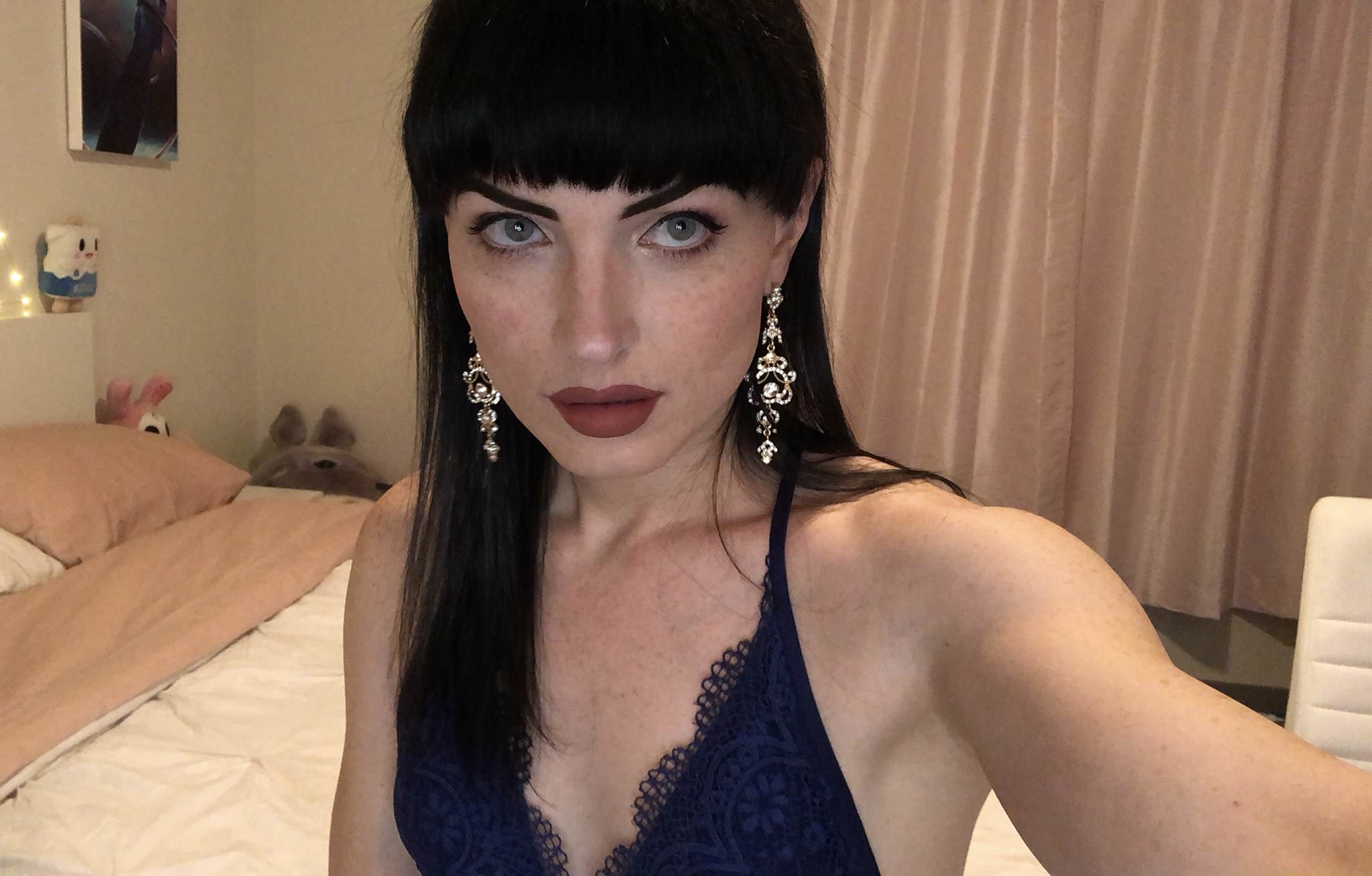 Stunning lady | Scrolller