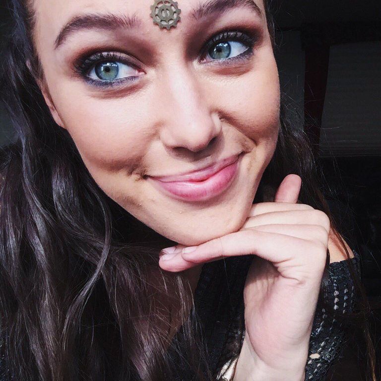 Stunning Lexa Selfie | Scrolller