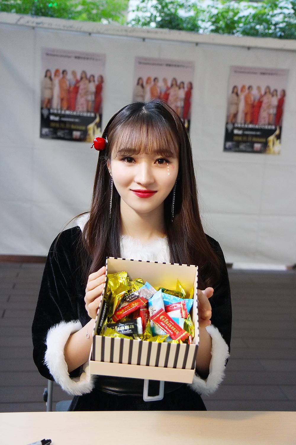 SuA Has A Box Of Candy | Scrolller