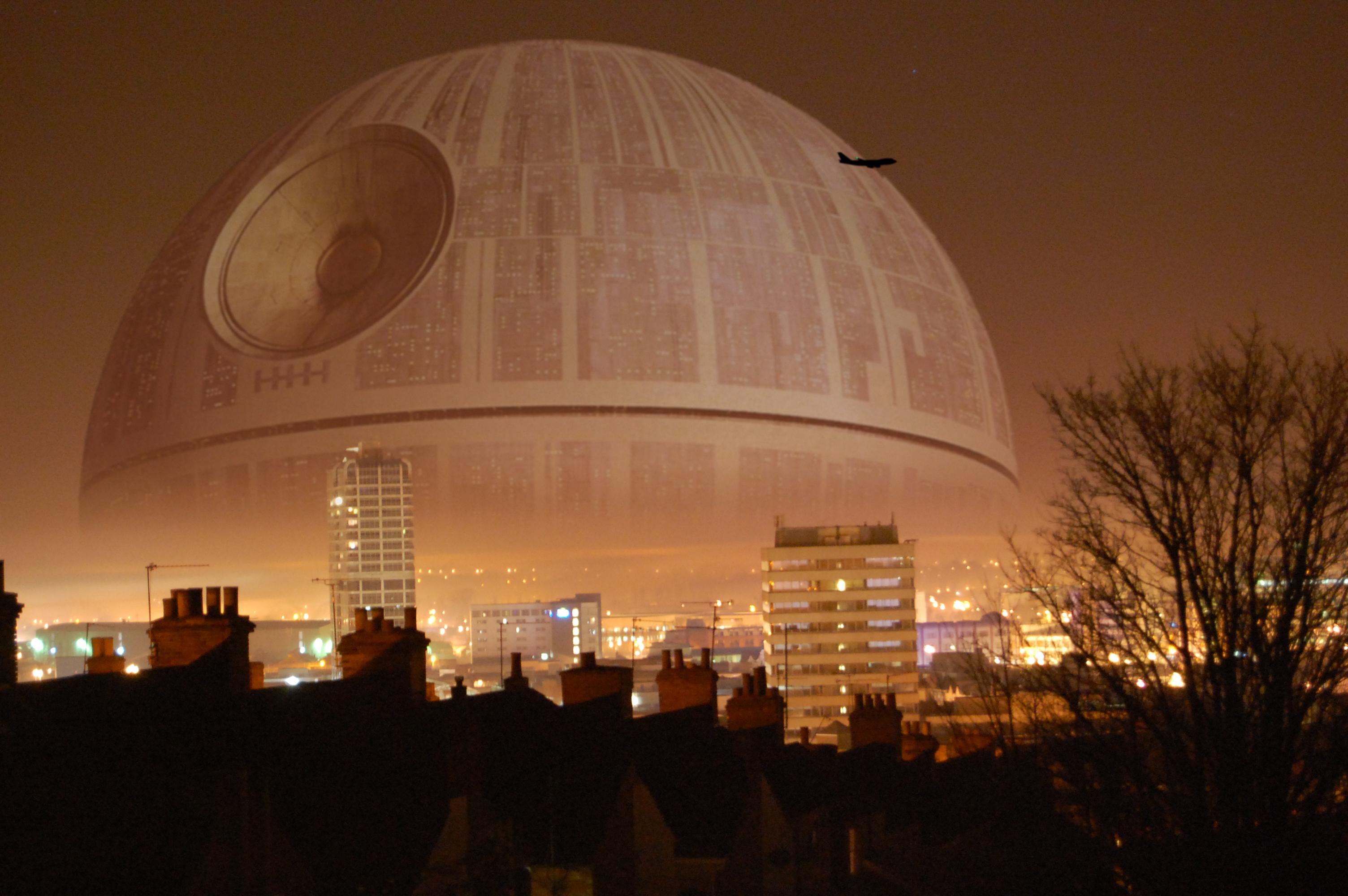Supermoon above Swindon. | Scrolller
