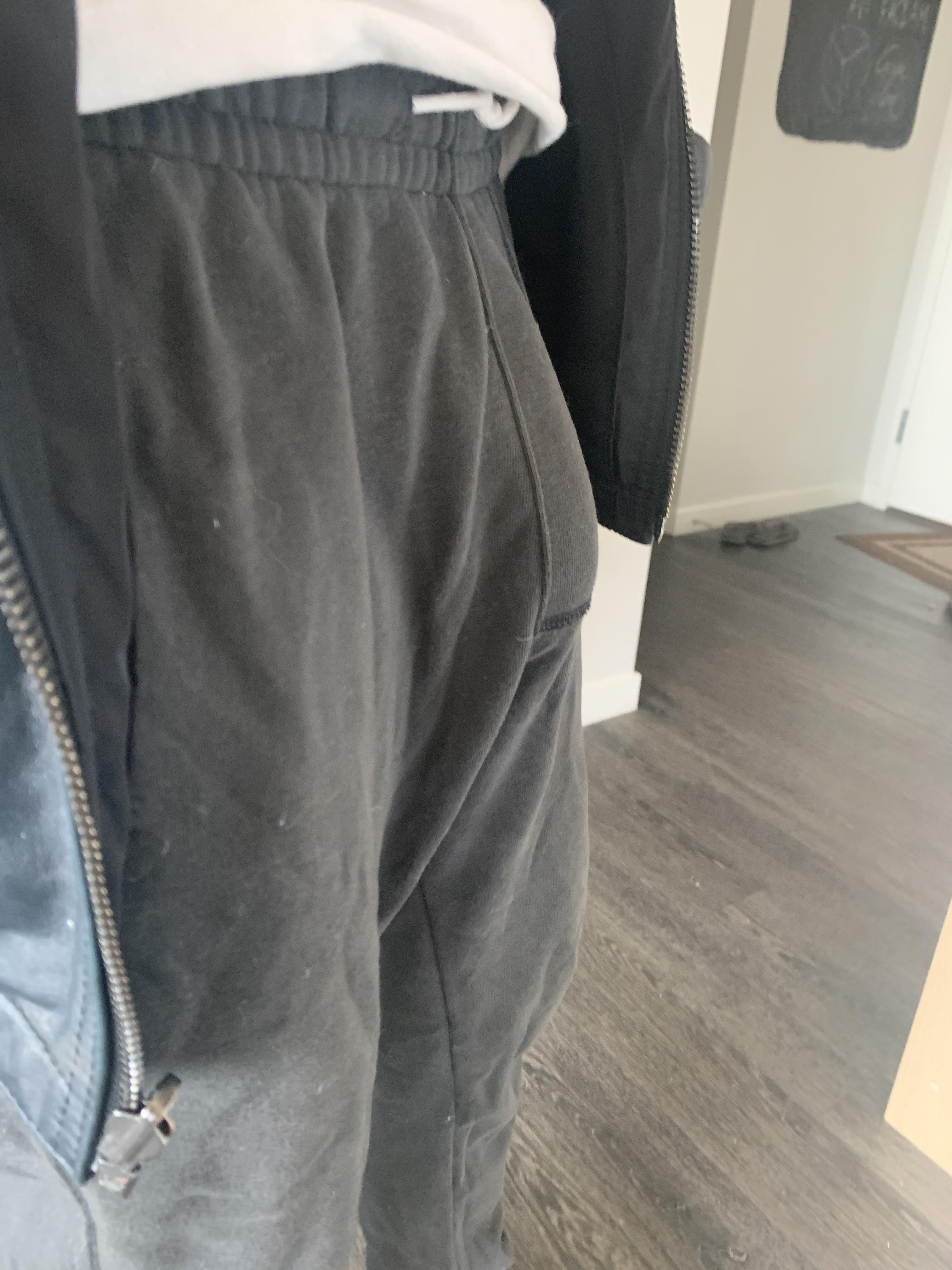 Sweatpants weather. But doesn’t mean you can’t bulge | Scrolller