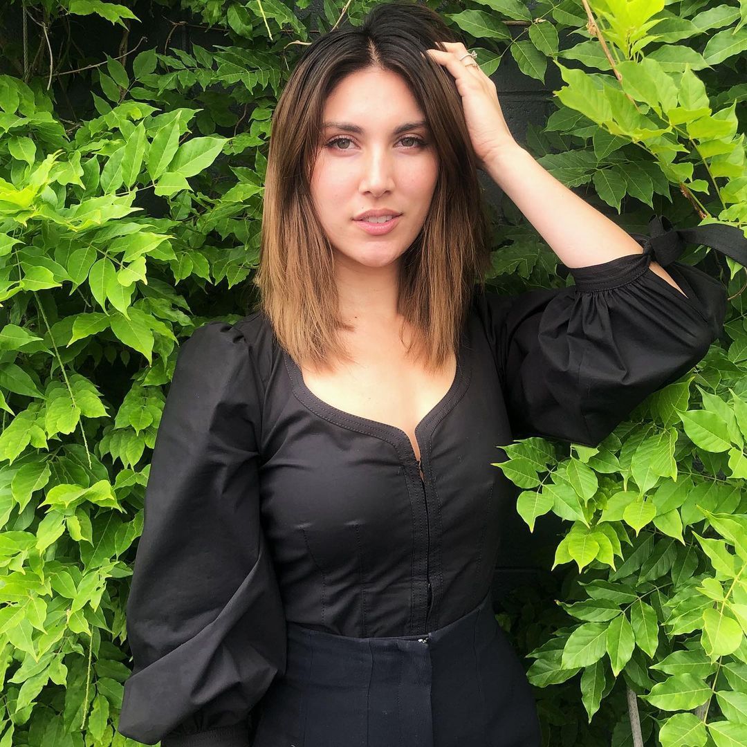 Sydnee is so hot in black | Scrolller