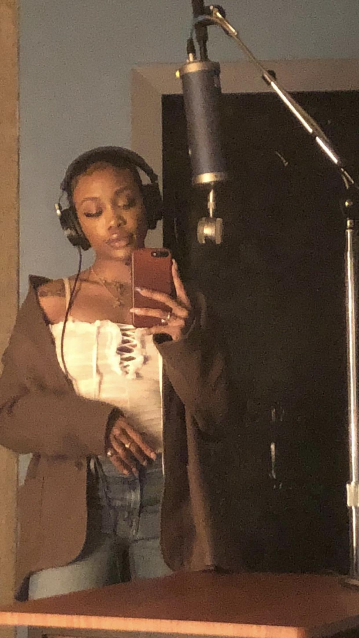 SZA in the studio 👀 | Scrolller