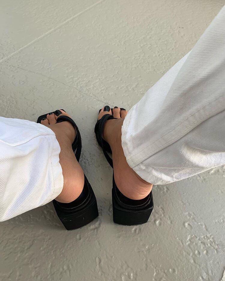 Take off my shoes | Scrolller