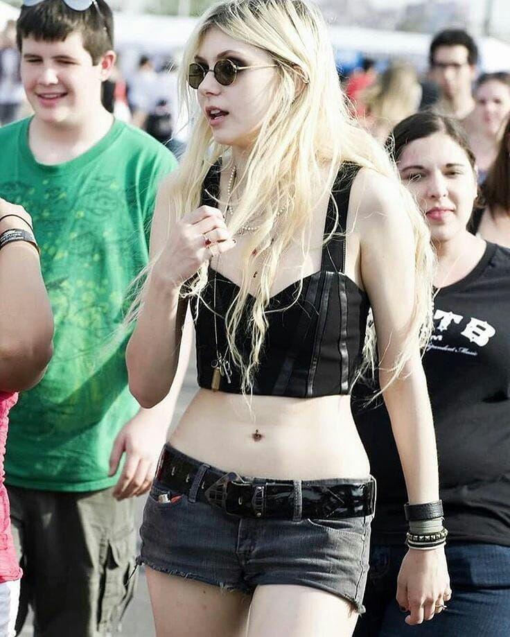 Taylor Momsen | Scrolller