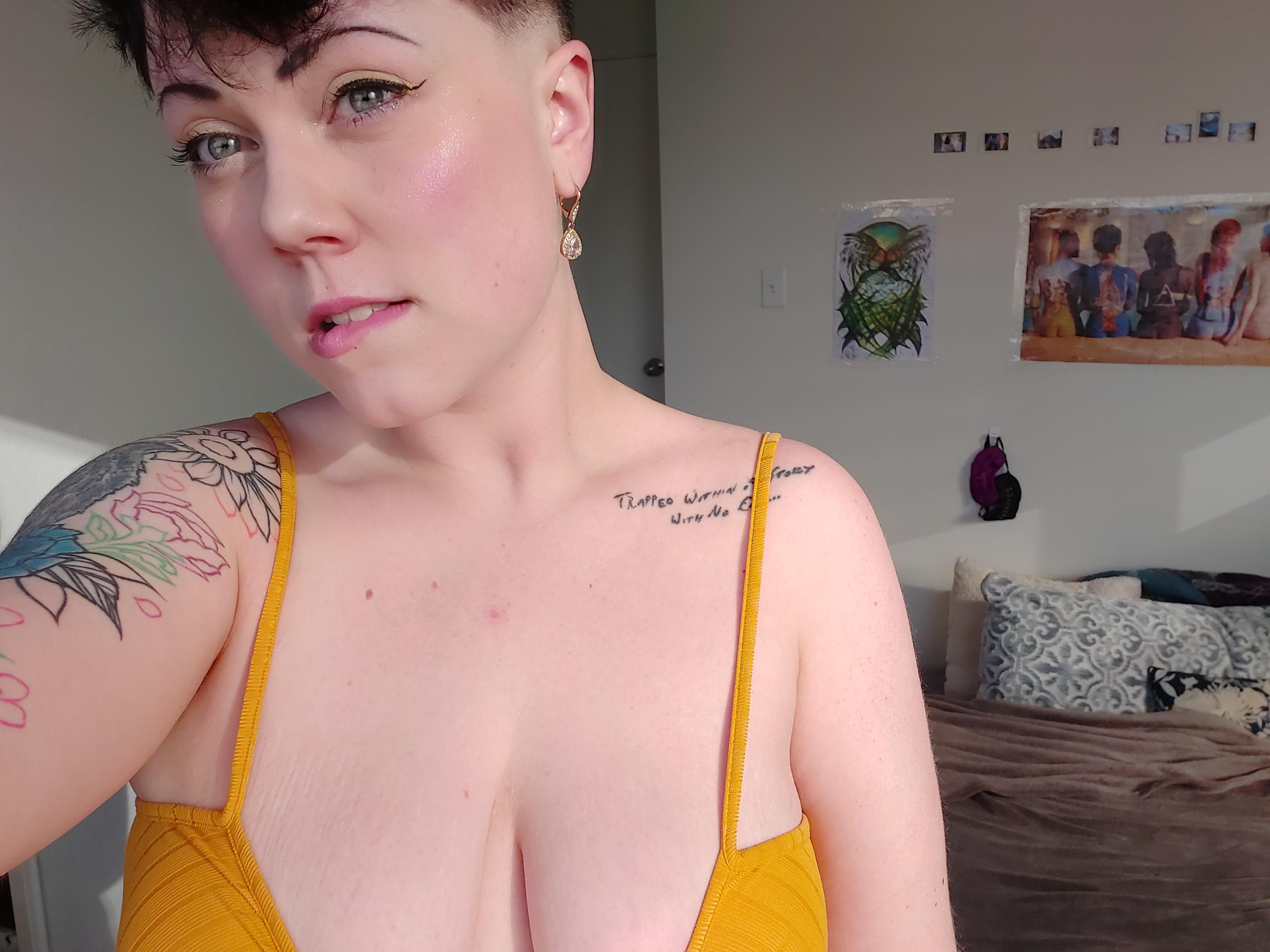 Tender lip bite with sunkissed Harmony | Scrolller