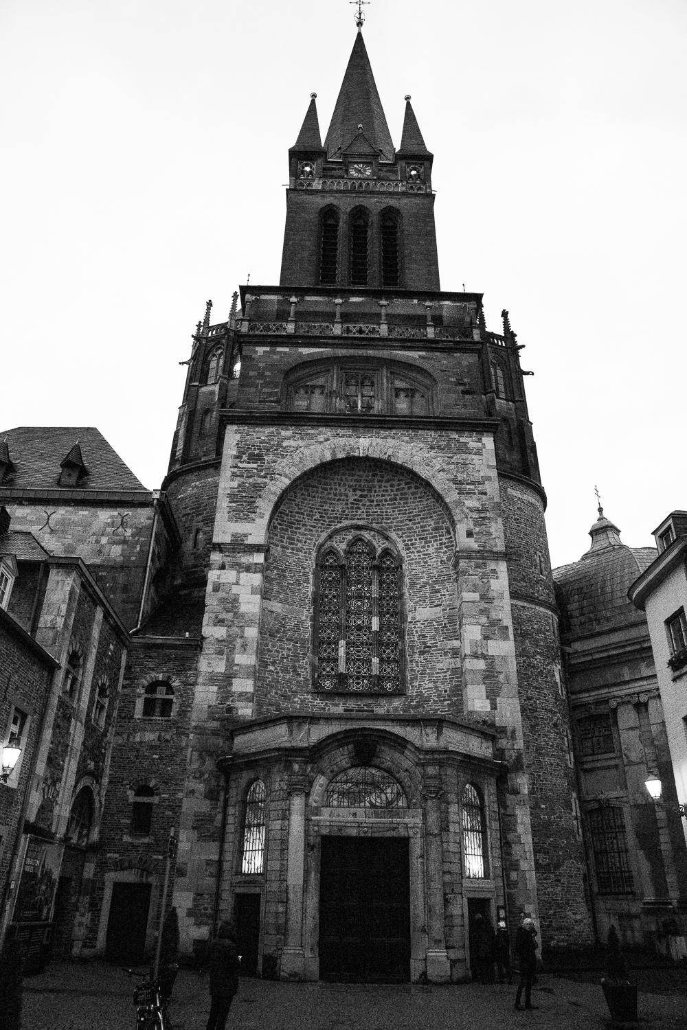 The entrance of the Aachen Cathedral. | Scrolller