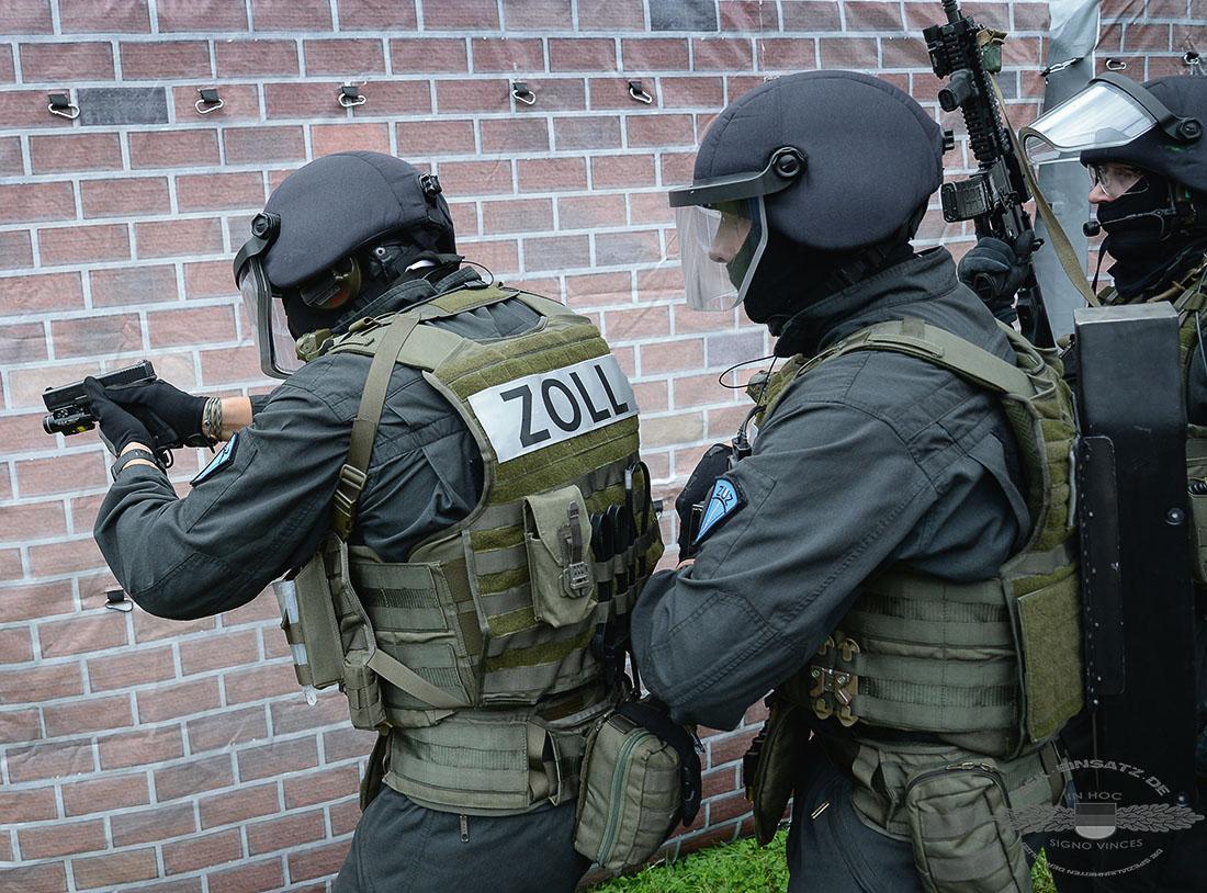 The German customs service tactical unit ZUZ during a training exercise [1100×814] | Scrolller