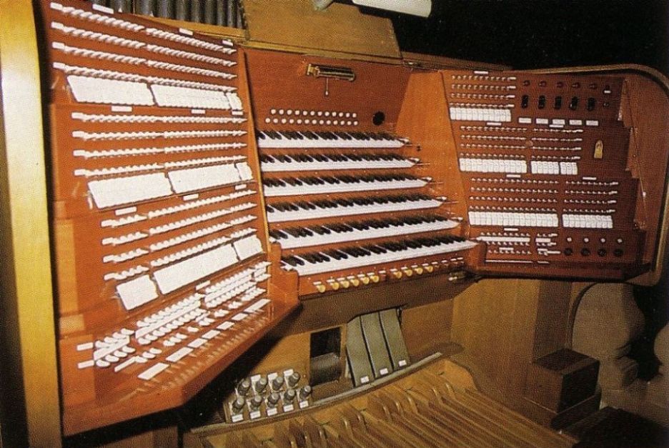 The immense 6-manual master console controlling the 4 organs of Mainz Cathedral. | Scrolller