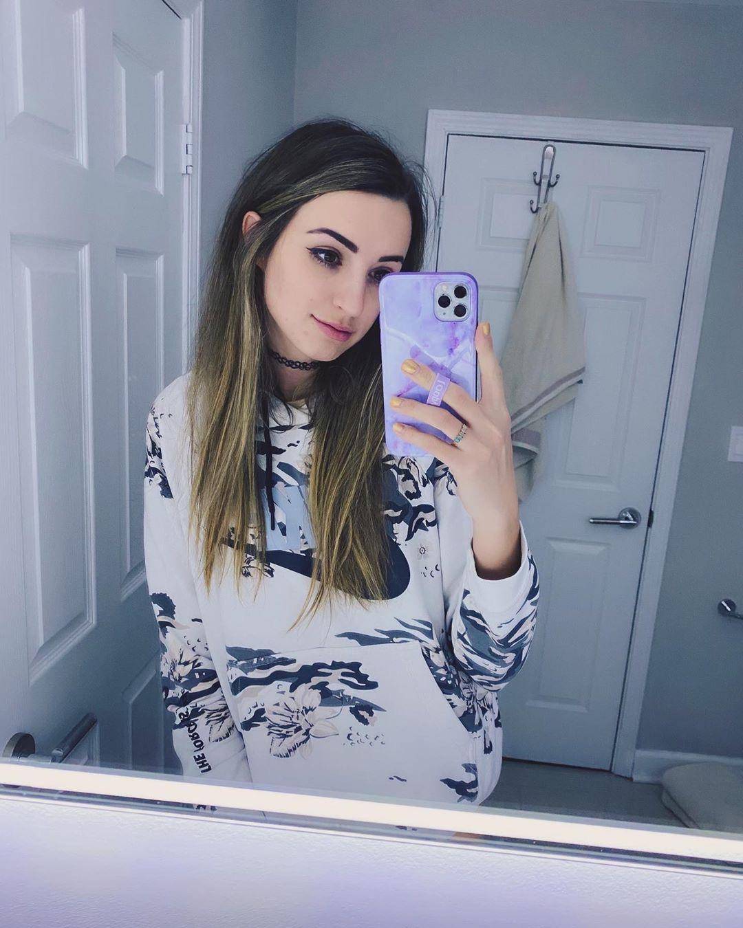 The last mirror selfie in Gibi’s old apartment | Scrolller