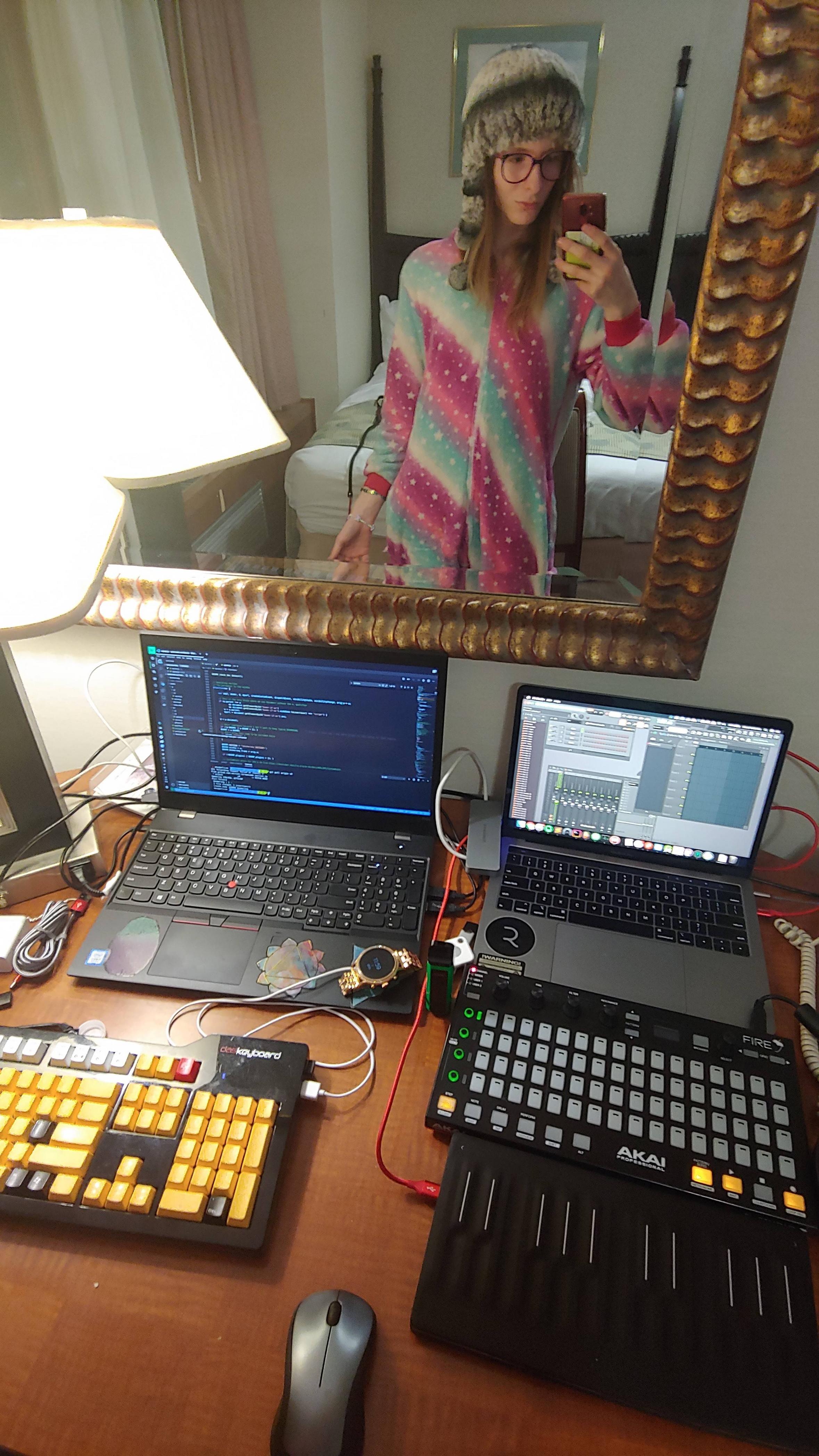 The modest hotel room setup | Scrolller