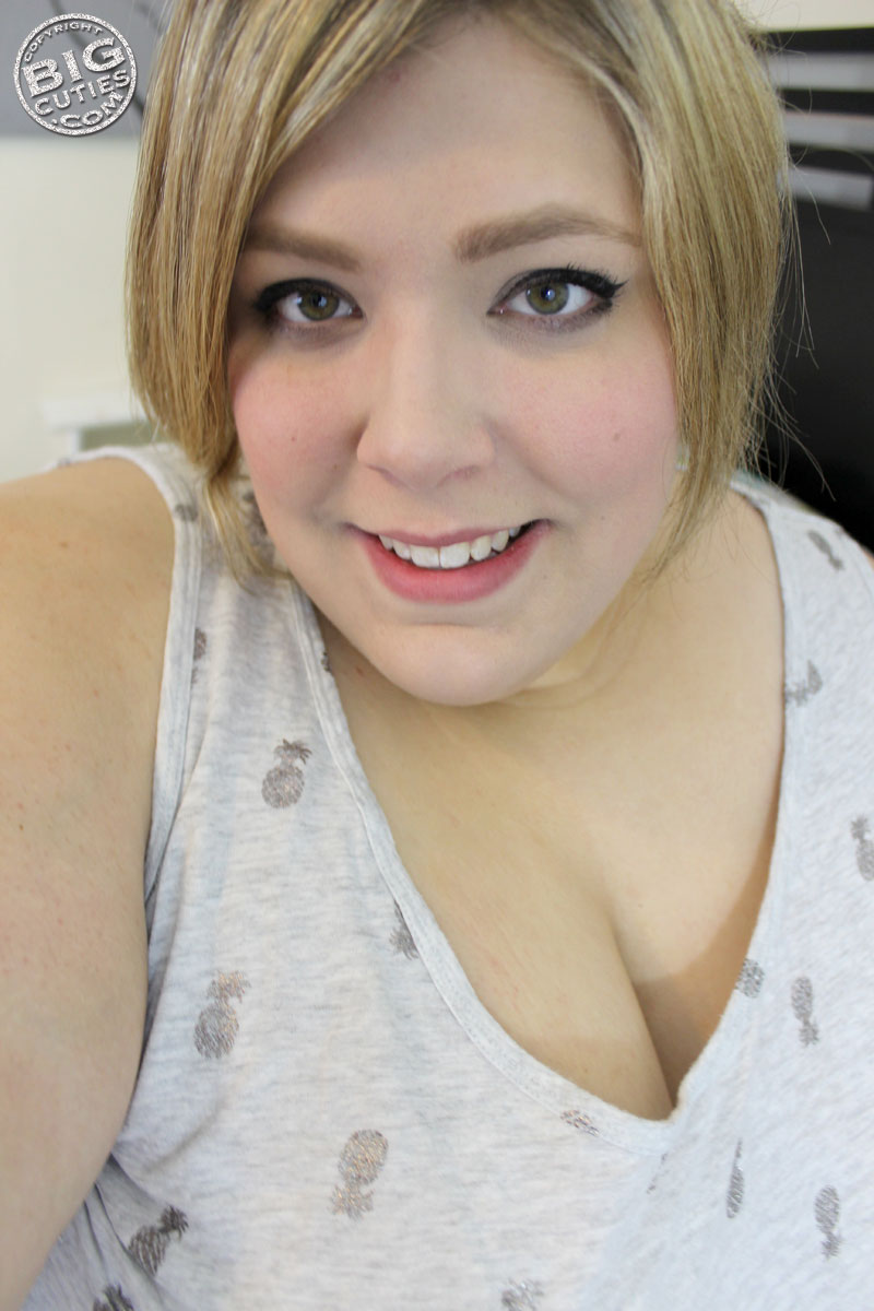 The smile of a Goddess | Scrolller