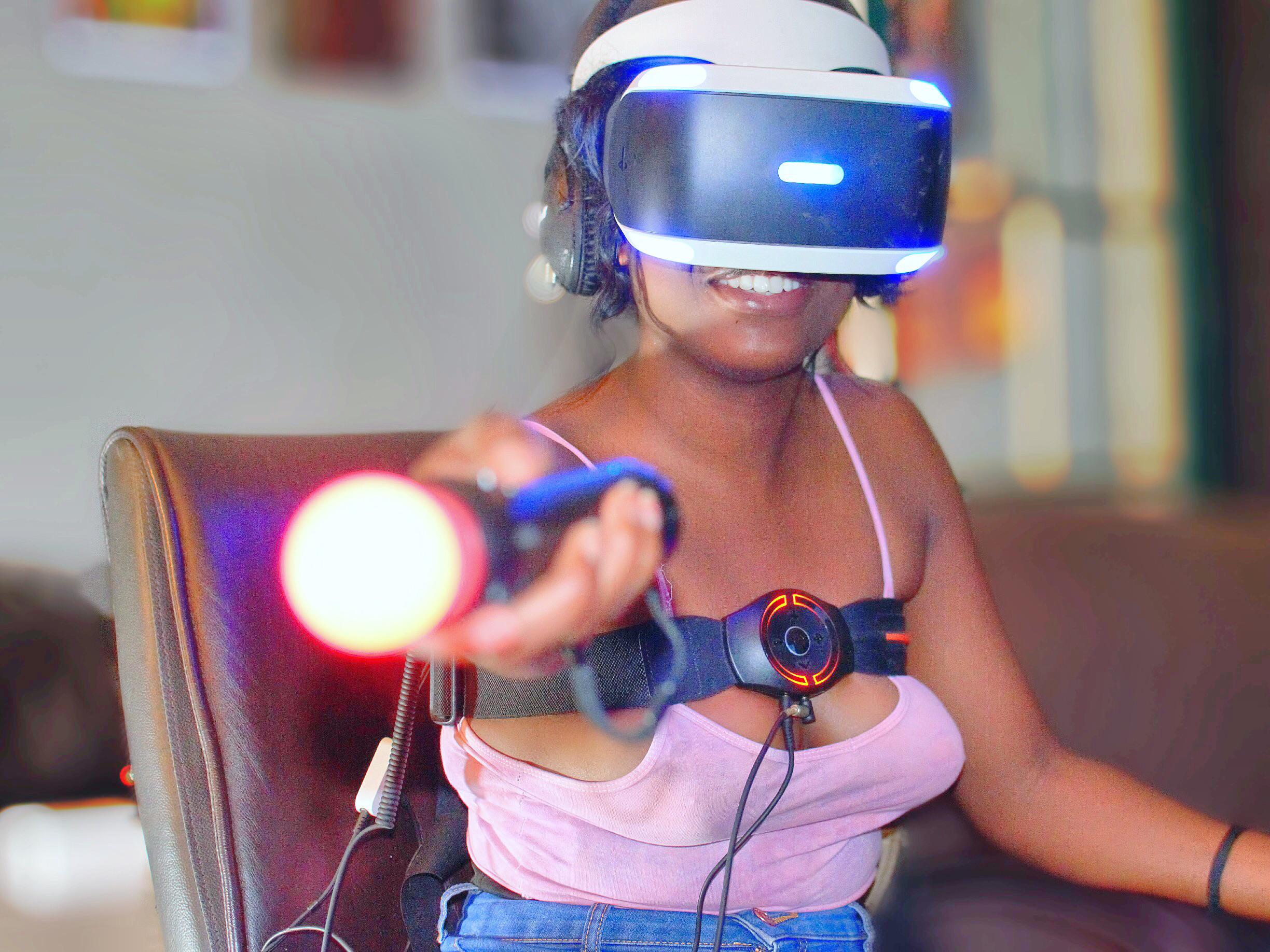 These headsets clearly weren’t made for girls lol | Scrolller