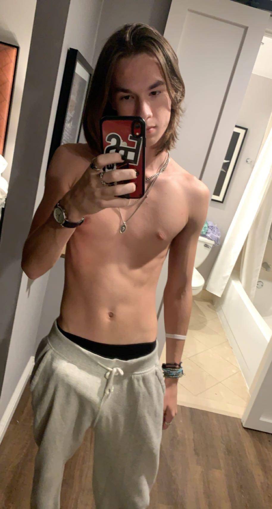 How do you like my sweatpants? | Scrolller