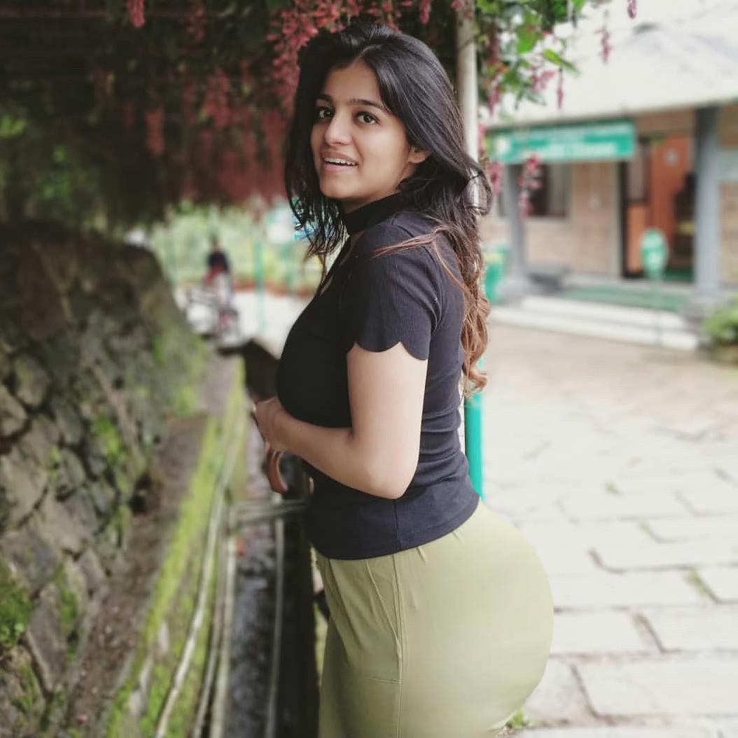 Thicc bottom... | Scrolller