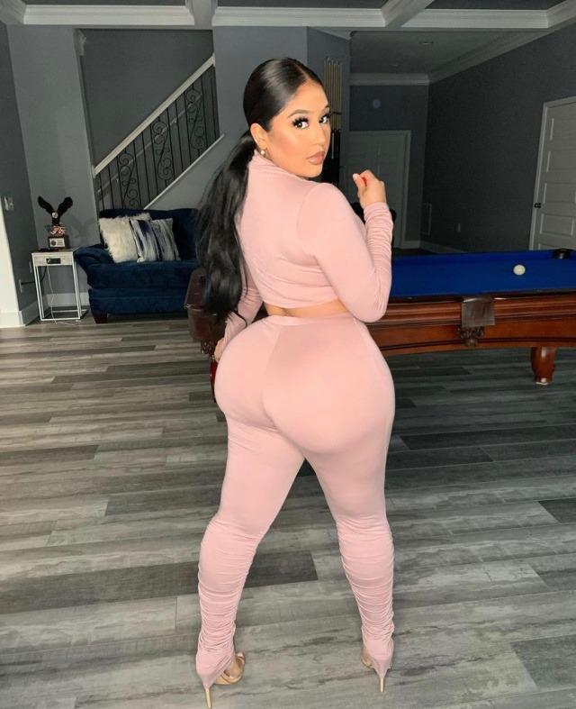 Thicky in pink...🍑👀😍 | Scrolller