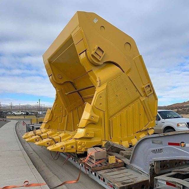 This gigantic excavator hand... | Scrolller