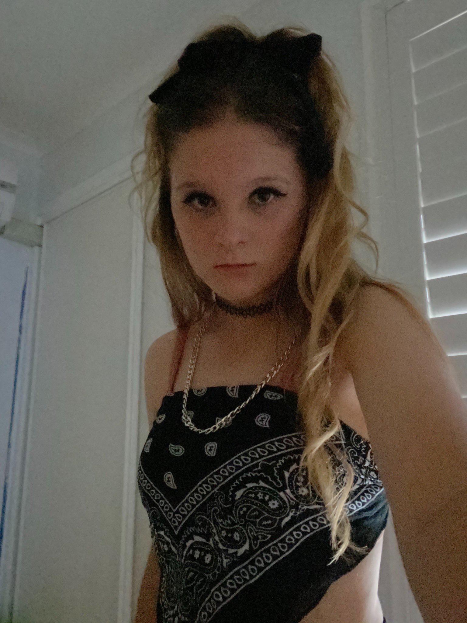 this is my first post here, i'm only 16 btw lol 😂, anyways hope this is considered goth ...