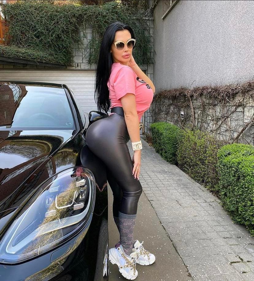 Those curves 😳 | Scrolller