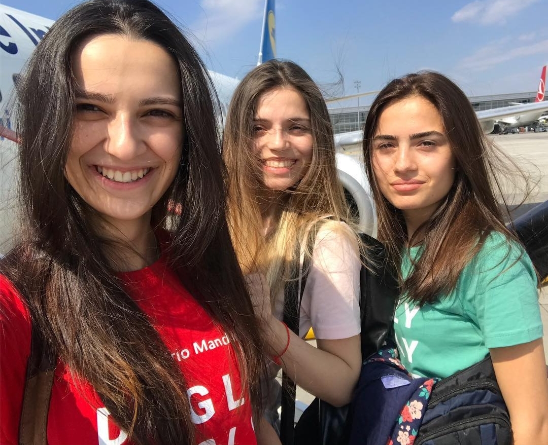 Three singers | Scrolller