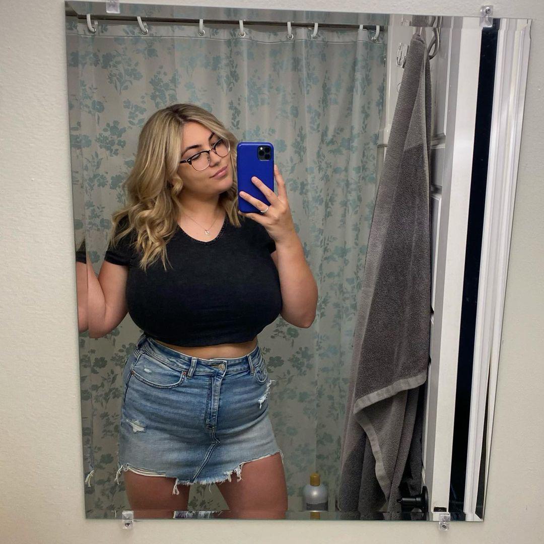 Tight black shirt | Scrolller