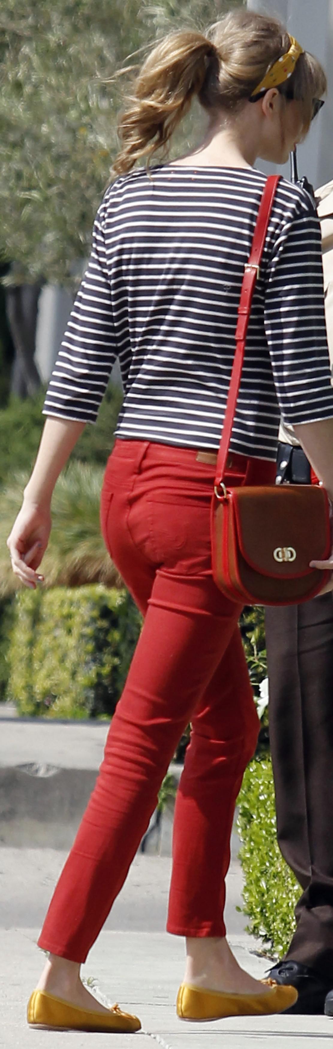 Tight Jeans Bum | Scrolller