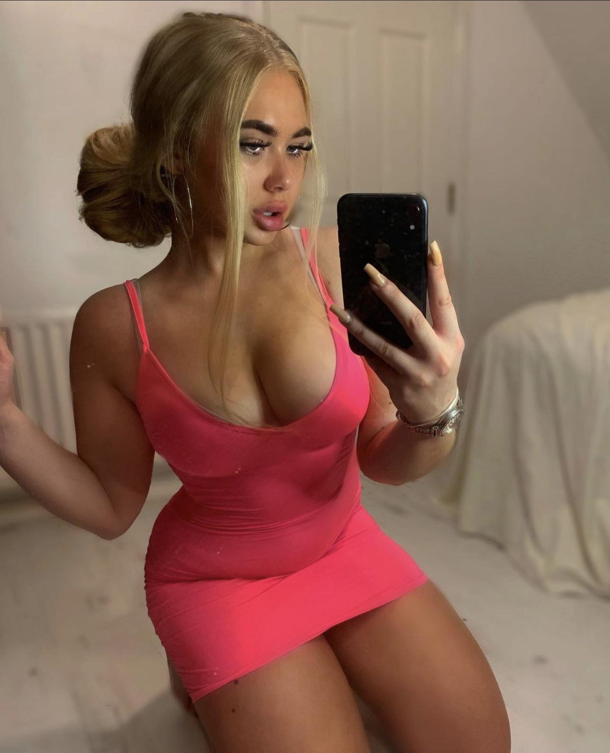 Tight pink dress | Scrolller