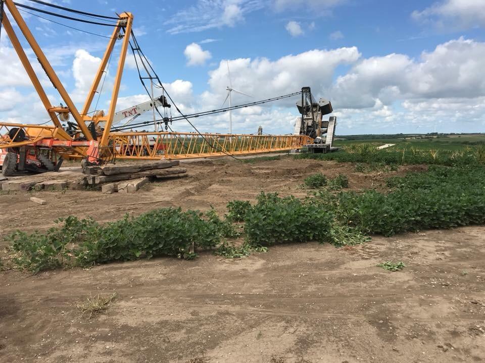 TNT crane | Scrolller