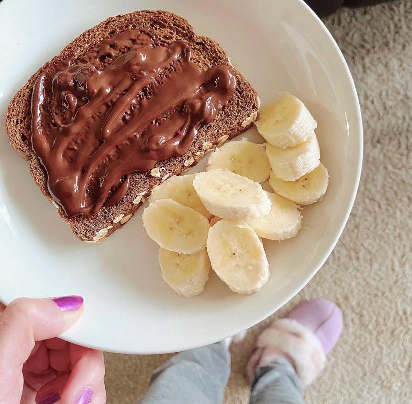 Toast with melted chocolate chips on top and banana slices on the side 💛 | Scrolller