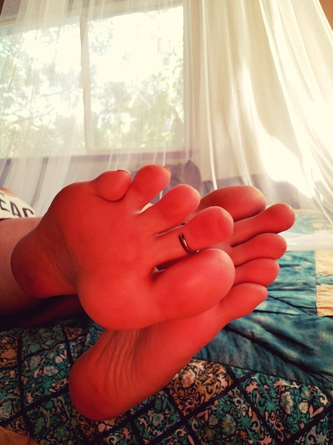 Toe ring and long toes! | Scrolller