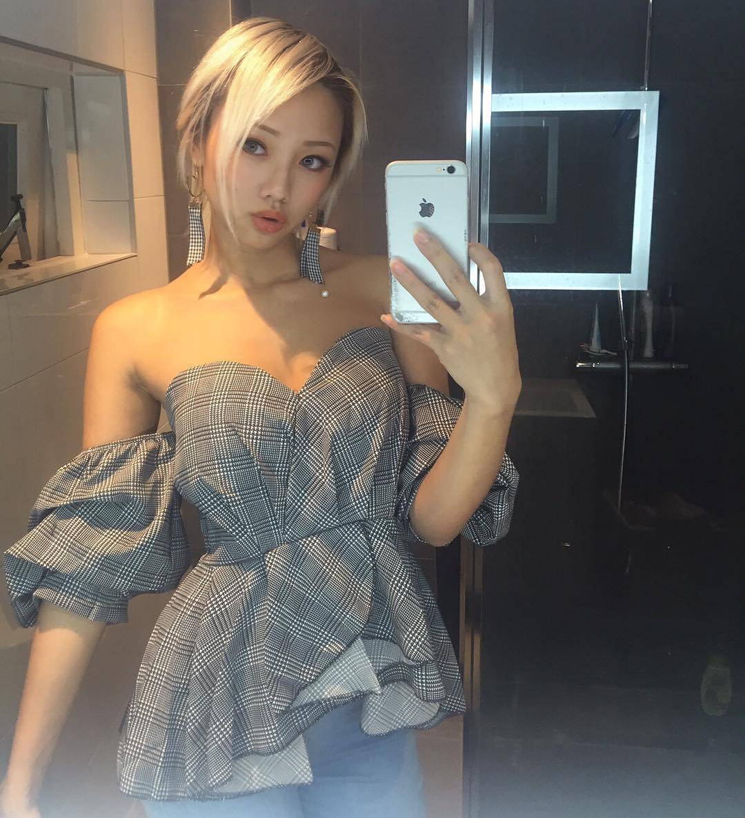 "Too many mirror selfies :c" | Scrolller