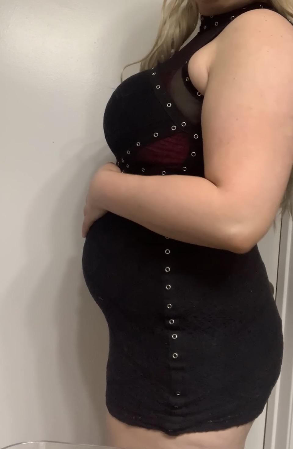 Trying on an old dress right after stuffing my face 😂 | Scrolller