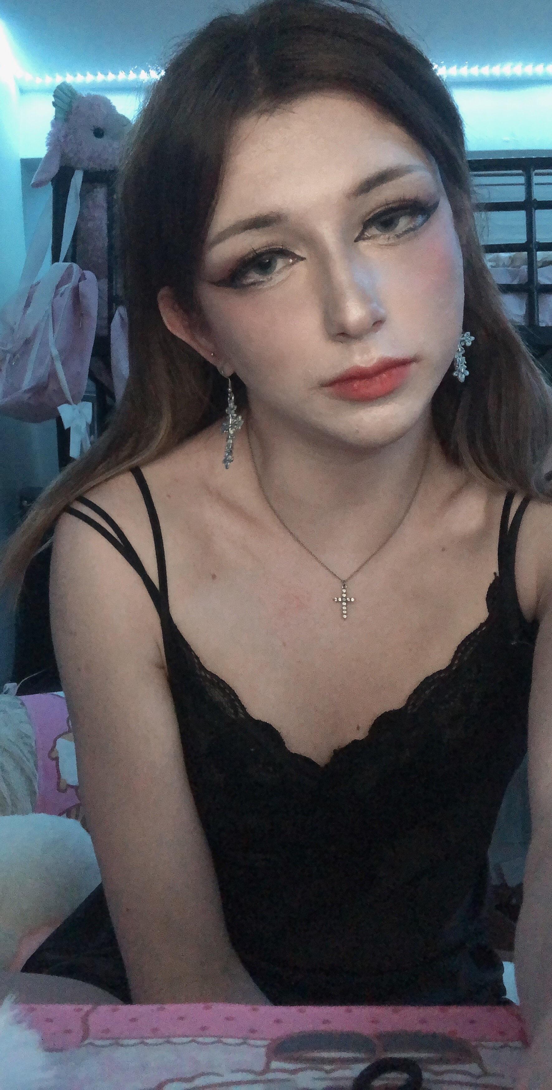 twitch.tv/julesykins is my twitch :] thank u all for the support. | Scrolller