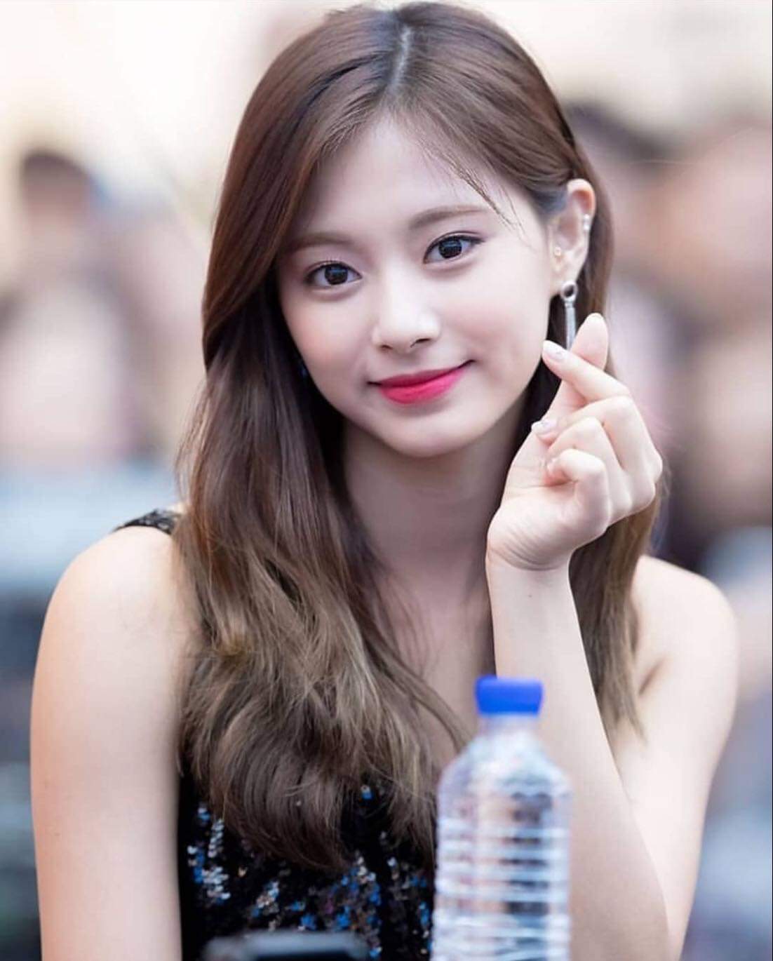 Tzuyu Finger Heart | Scrolller
