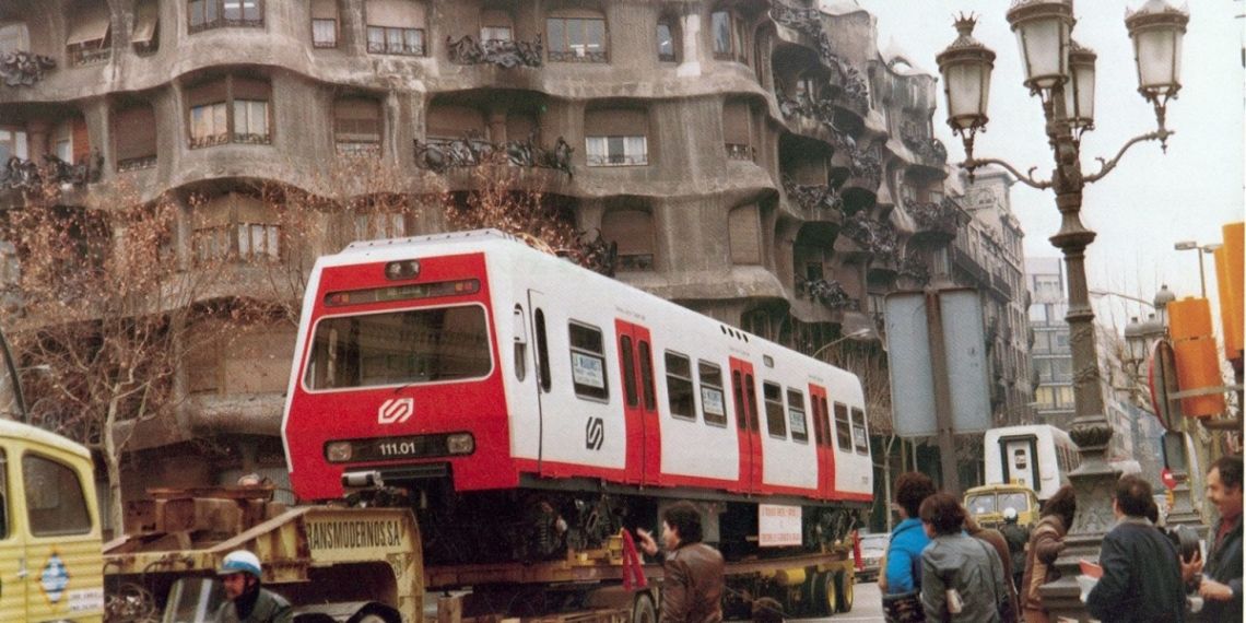 Un FGC davant la Casa Milà durant el seu transport | Scrolller