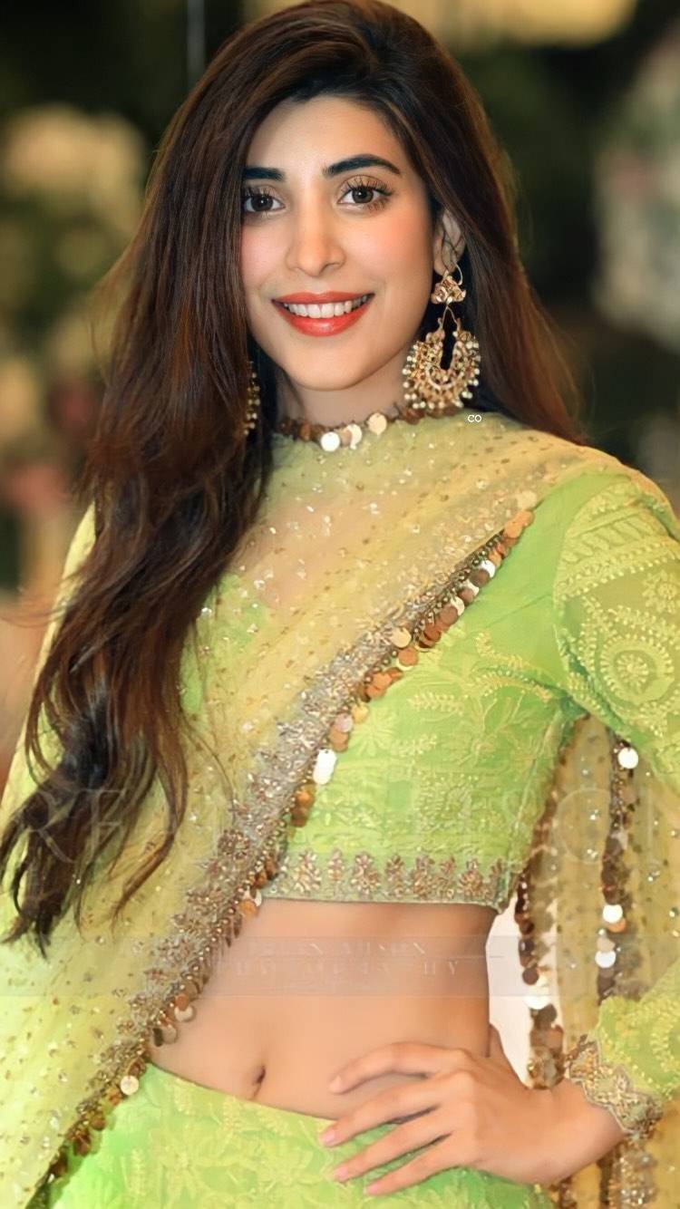 Urwa showing off that navel | Scrolller