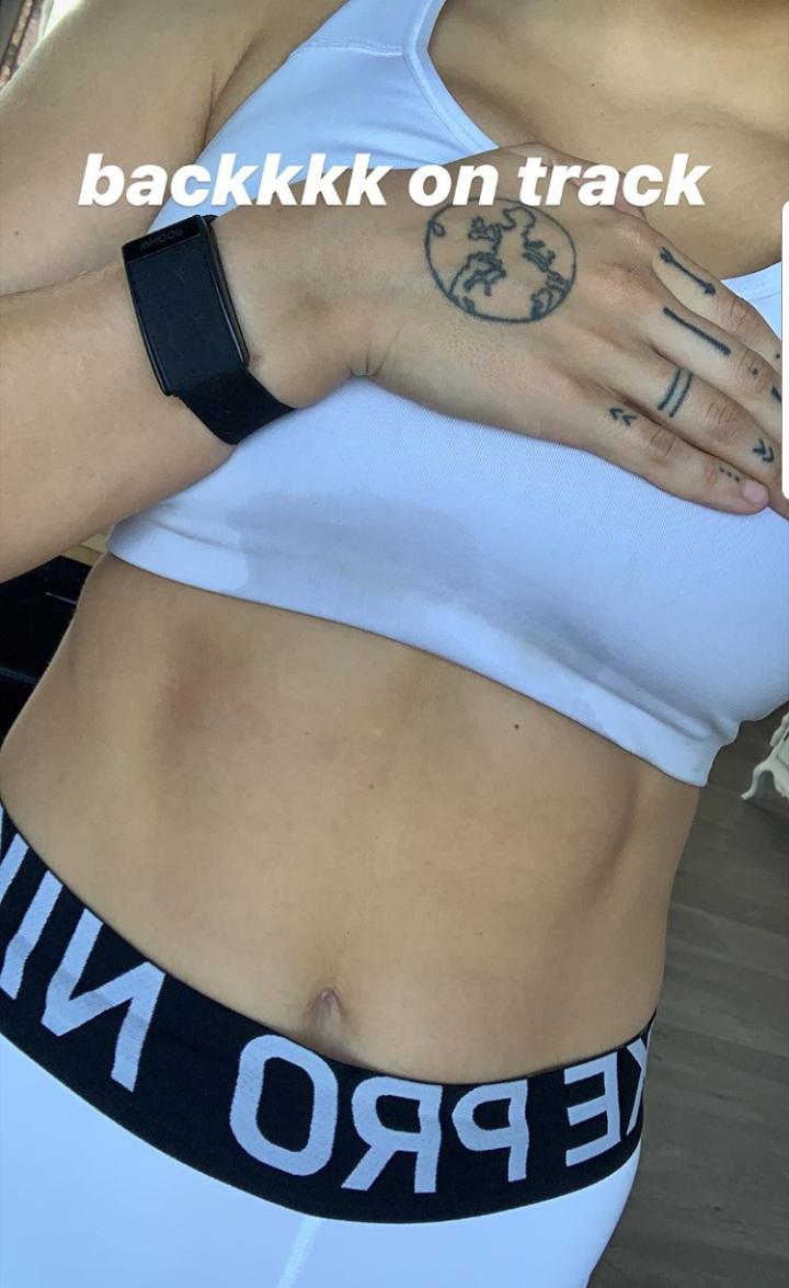 Versteckt Melina ihre Nippel? :o | Scrolller