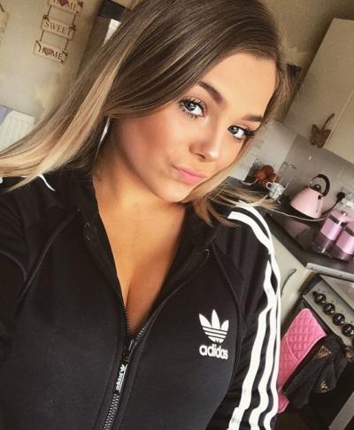 Very hot chav | Scrolller